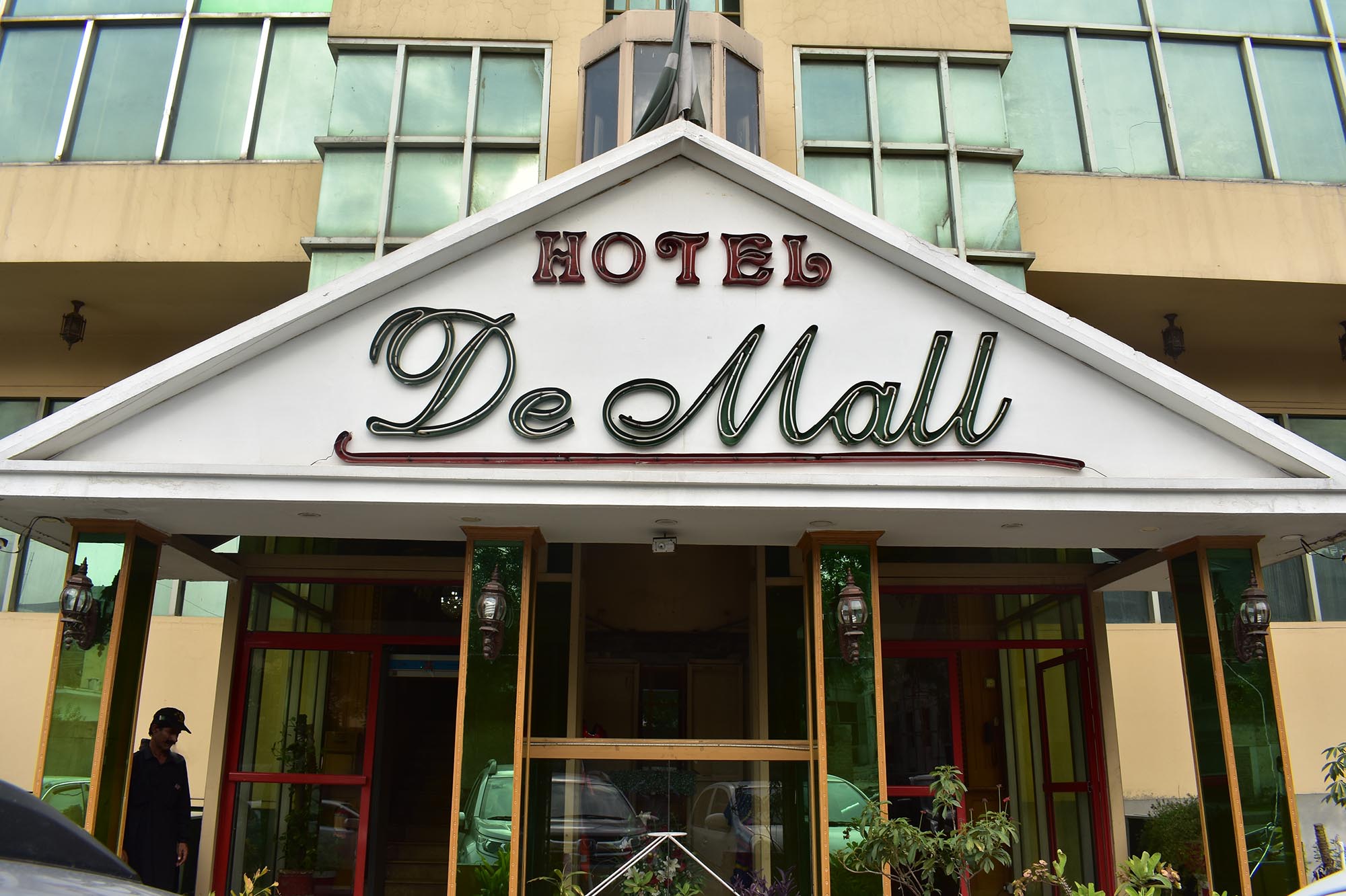 Hotel De Mall - Tripako
